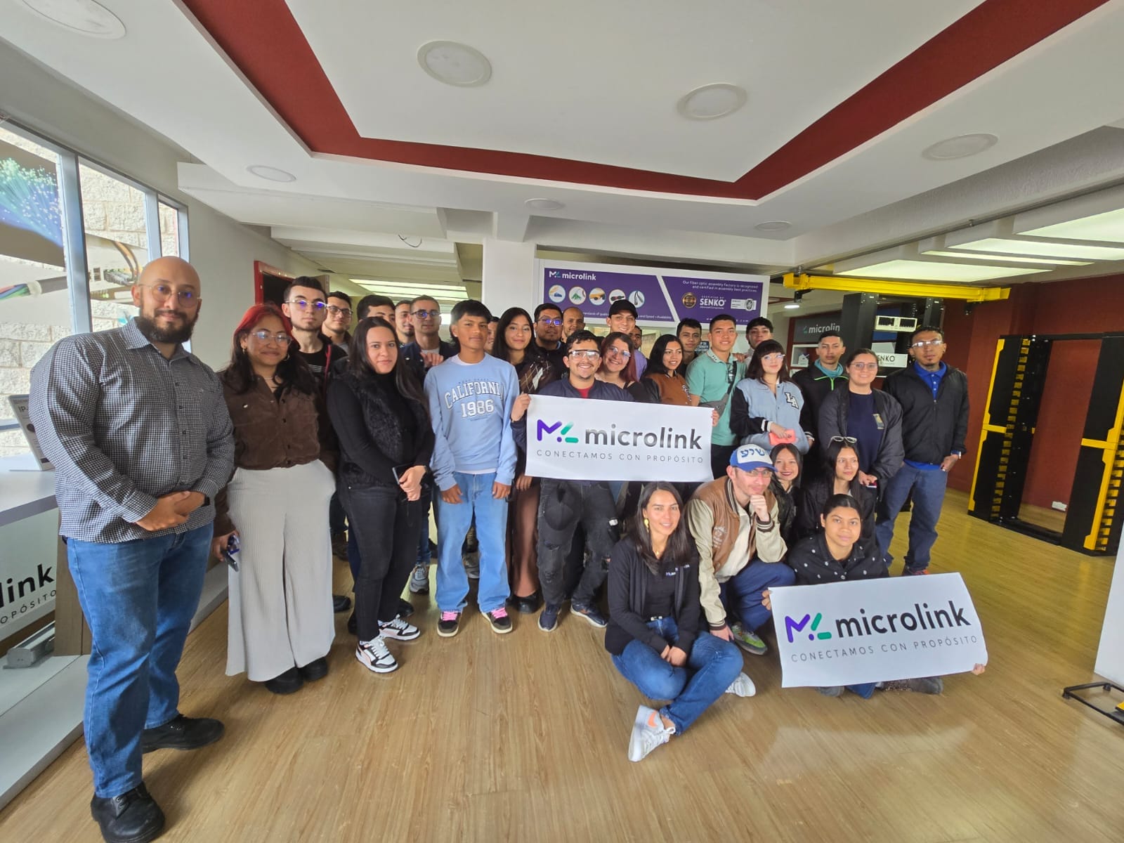 Estudiantes visitan Microlink y aprenden sobre innovaciones